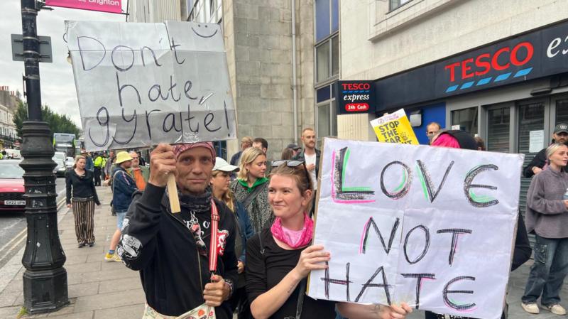 Brighton counter-demo as Sussex Police stand by for unrest - BBC News