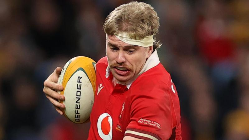 Aaron Wainwright: Wales and Dragons number eight wins player-of-the ...