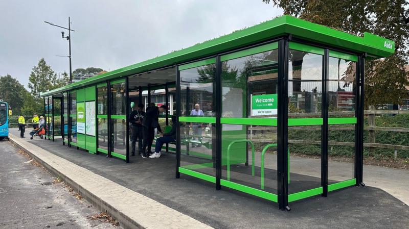 Giant bus shelter unveiled in Dunstable for 13 services - BBC News
