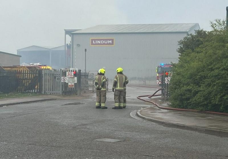 Crews tackle large fire at Saxilby Enterprise Park - BBC News