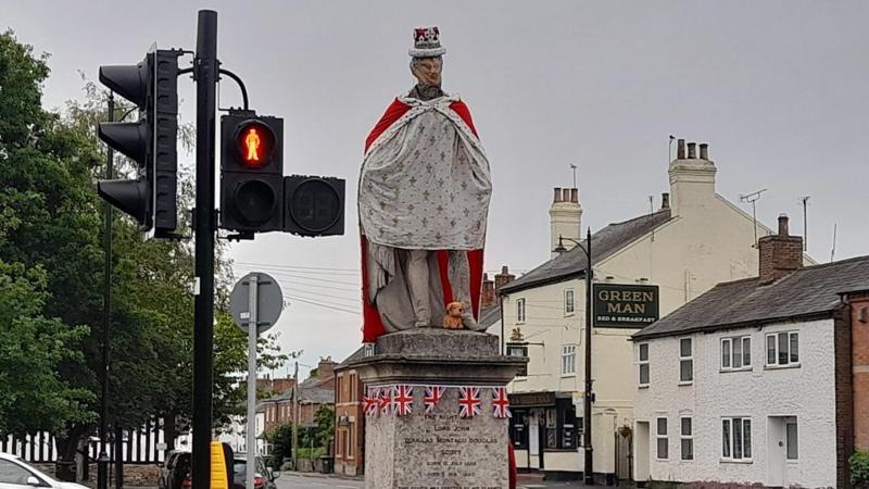 Dunchurch statue's latest festive makeover as Bluey unveiled - BBC News