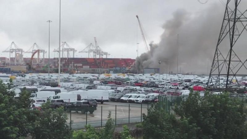 Scrap metal fire breaks out at Southampton docks - BBC News
