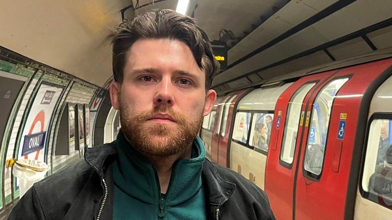 London: Mobile phone snatch victim gives chase - and gets it back - BBC ...