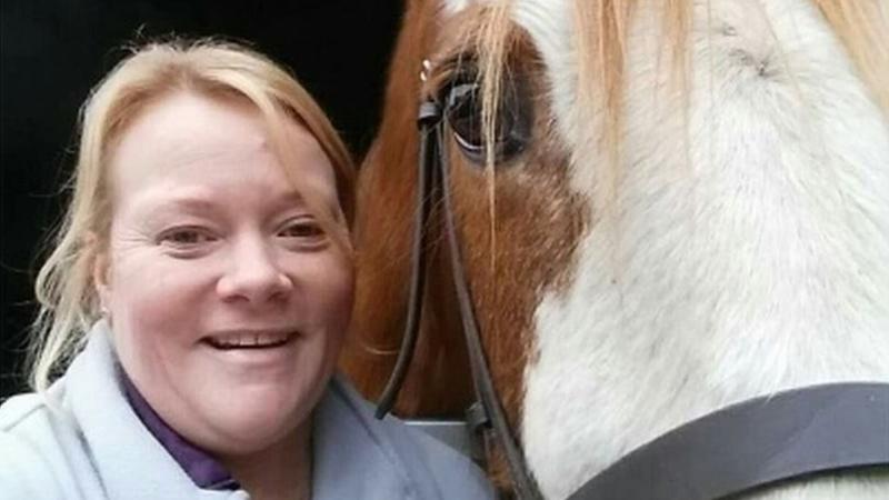 Dawn Nisbet: Joyful last-place runner sets 500km goal - BBC News