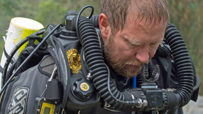 Cave rescue: The Australian diving doctor who stayed with the boys ...