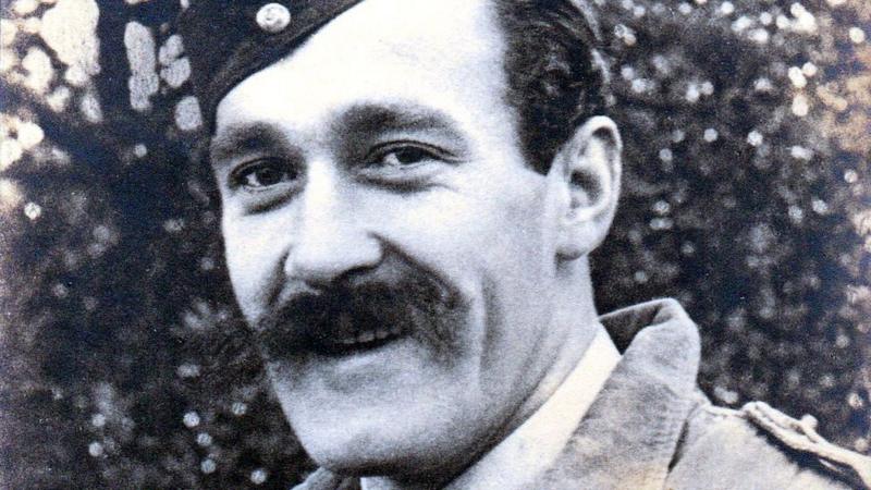 Family calls for medal for WW2 Suffolk RAF wing commander - BBC News
