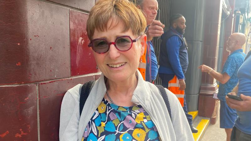 London Underground: Power failure knocks out Tubes, Overground and ...