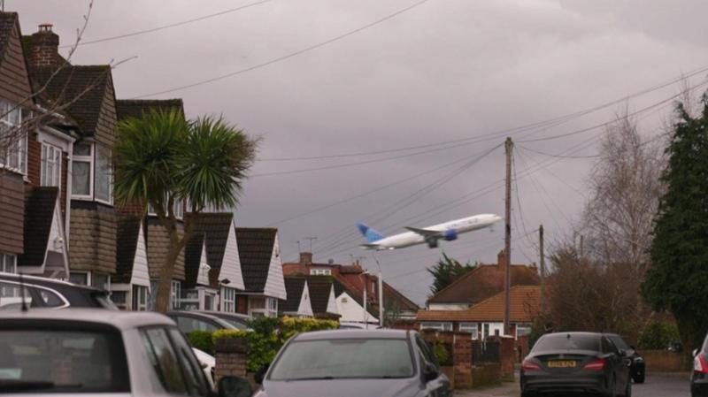 Heathrow Airport's third runway expansion plans to cost £49bn - BBC News