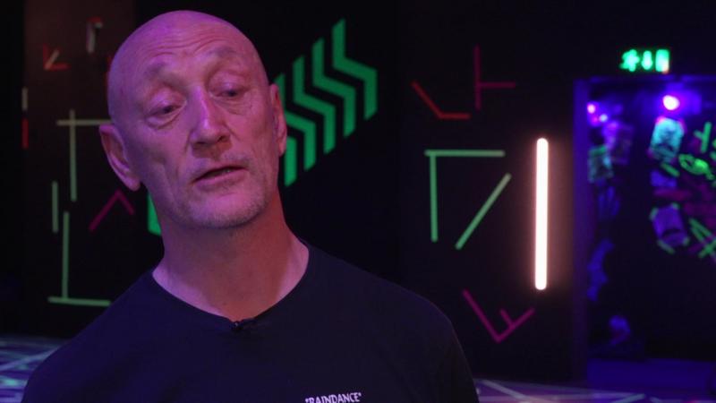 VR rave takes clubbers back to 1989's 'second summer of love' - BBC News