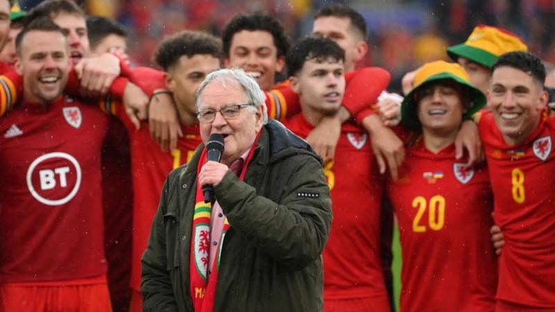 Dafydd Iwan praises Kneecap as the veteran singer bows out - BBC News