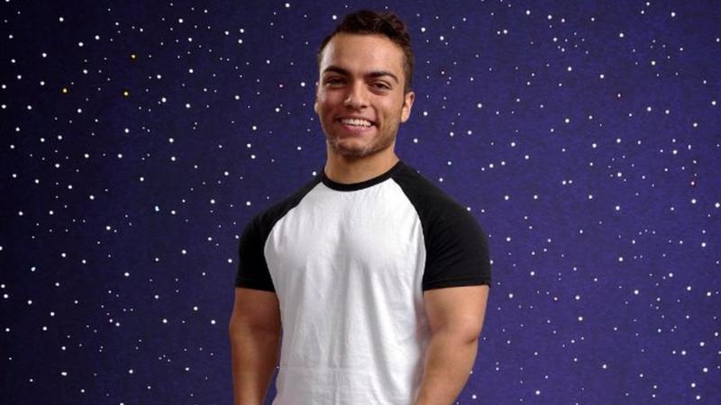My fear of dating as someone with dwarfism - BBC News