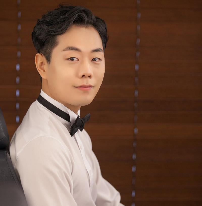 Flowerboys and the appeal of 'soft masculinity' in South Korea - BBC News