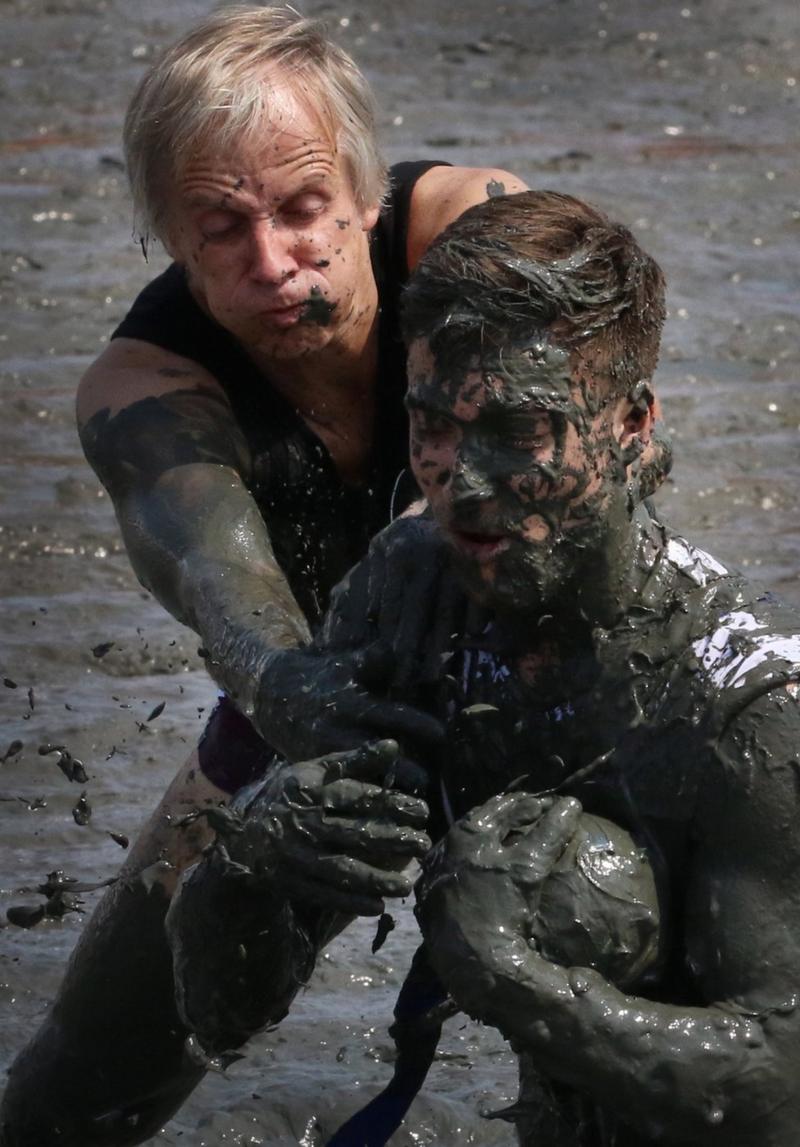 Germany Mud Olympics: Competitors get caked at annual event - BBC News