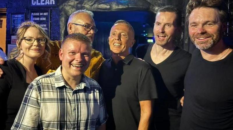 Tears for Fears singer Curt Smith appears at tribute band's gig - BBC News
