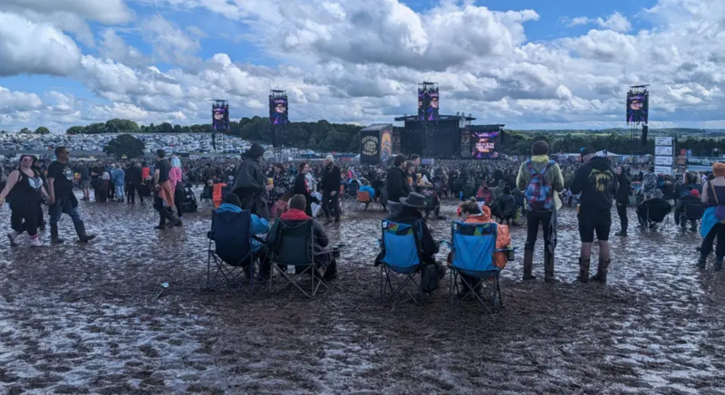 Download 2025: Line-up includes Green Day, Korn and McFly - BBC News
