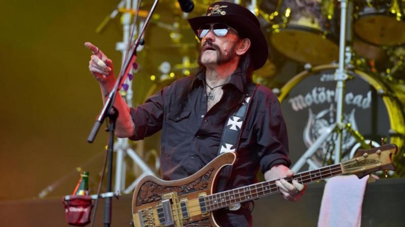 Statue of Motörhead singer Lemmy Kilmister unveiled in Burslem - BBC News
