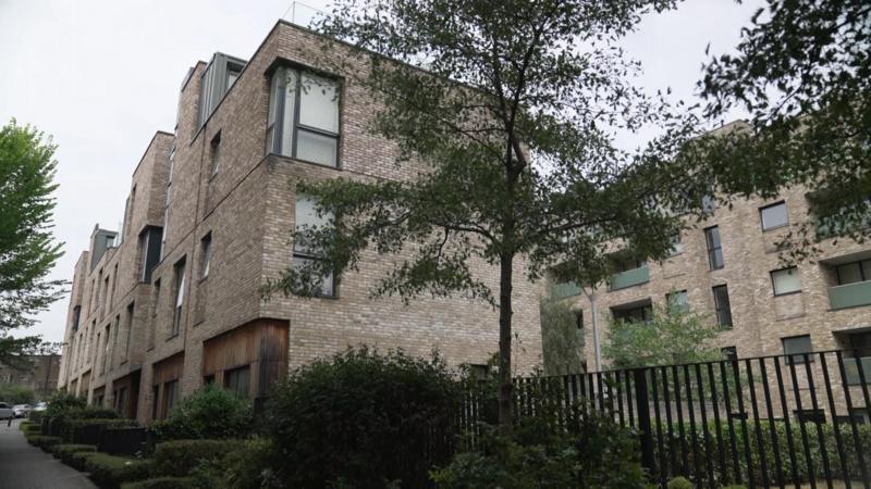City living: What can be done about London's overheating homes? - BBC News