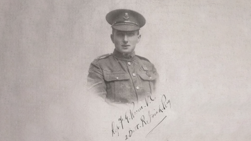 WWI: Victoria Cross hero gets blue plaque 107 years on - BBC News