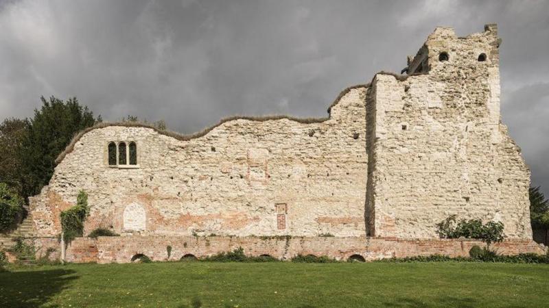 Wallingford Castle walls 'unstable' after bad weather - BBC News