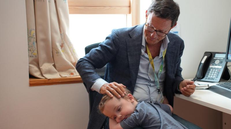 'My son's head size led to doctors spotting rare vein condition' - BBC News