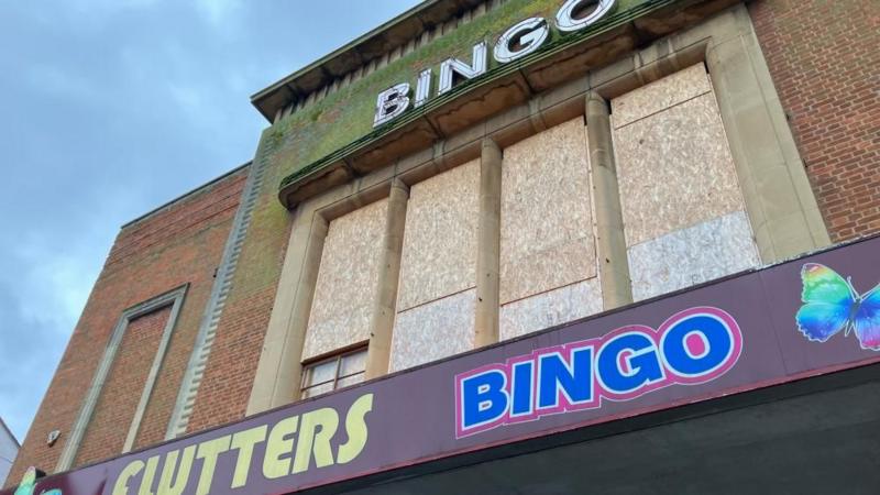 Inside the Rushden Art Deco bingo hall before renovation - BBC News