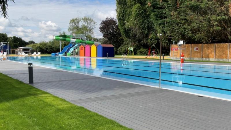 Newbury: Revamped historical lido reopens to public - BBC News