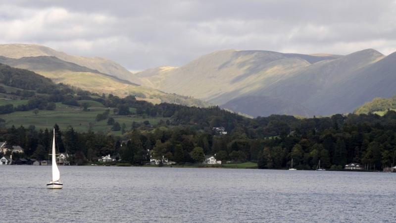 Windermere algal blooms prompt warning to stay out of water - BBC News