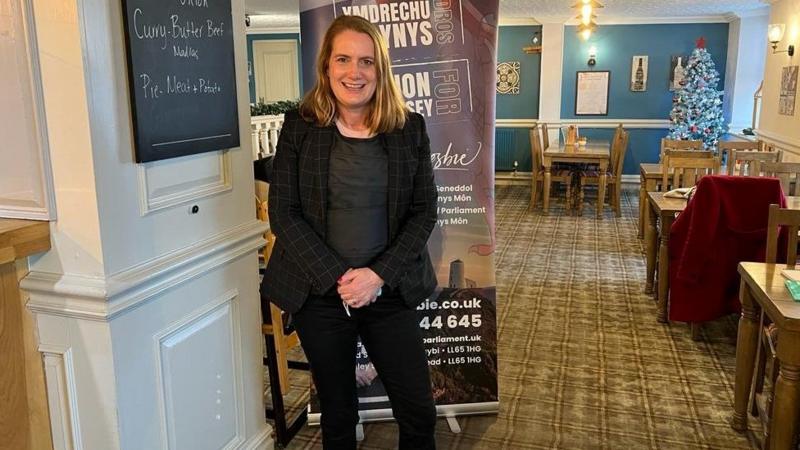 MP Virginia Crosbie wears stab vest to meet constituents - BBC News