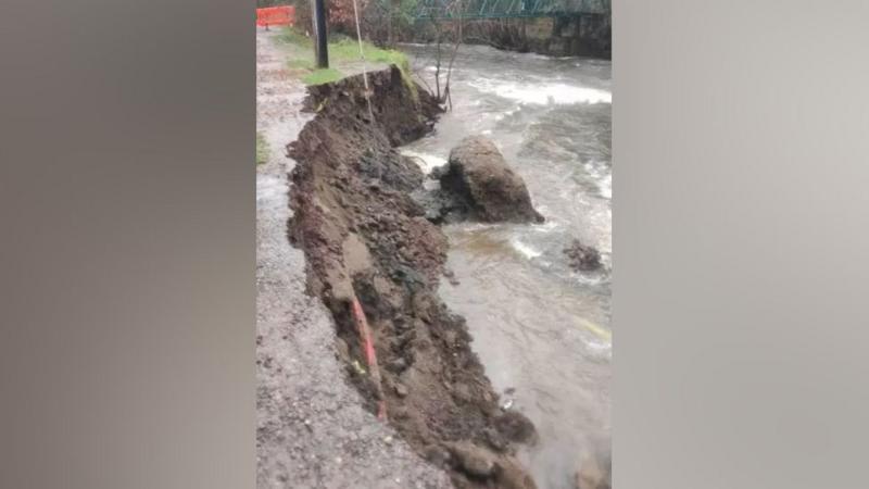Weather: Floods in Wales cause power cuts and train delays - BBC News