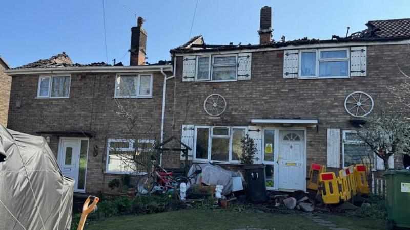 Nuneaton: Family and neighbours "lose homes" after fire spreads - BBC News