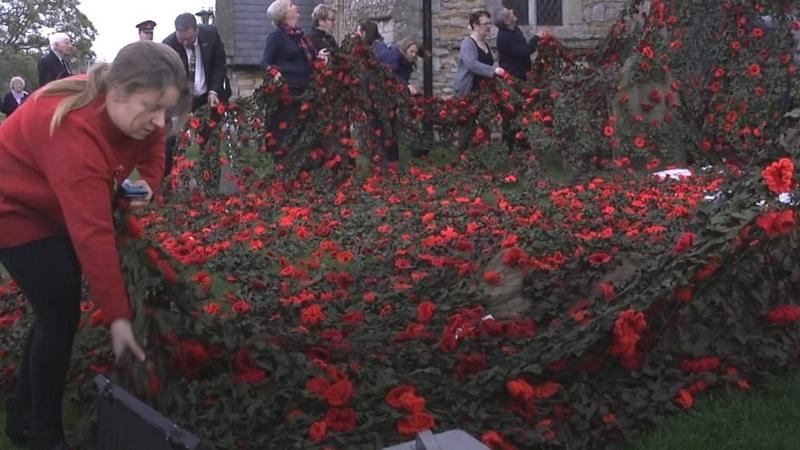 Wellesbourne Remembrance cascade of poppies knitted by villagers - BBC News