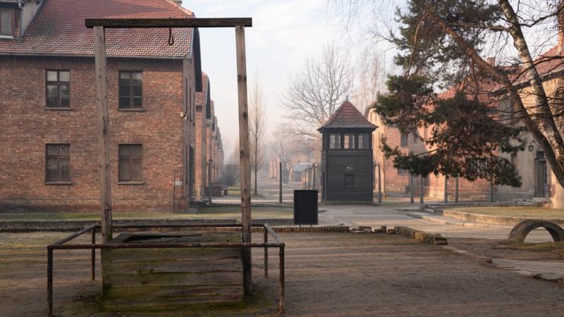 The Northampton shoemaker who caught the Auschwitz commander - BBC News
