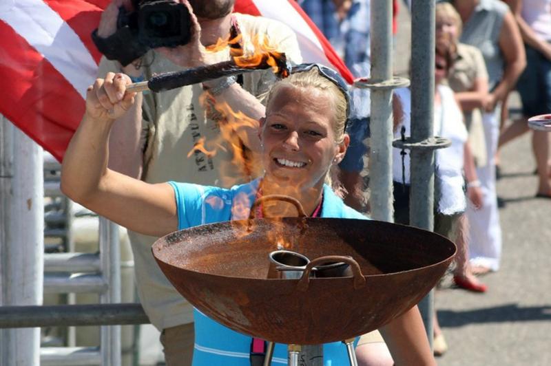 Germany Mud Olympics: Competitors get caked at annual event - BBC News