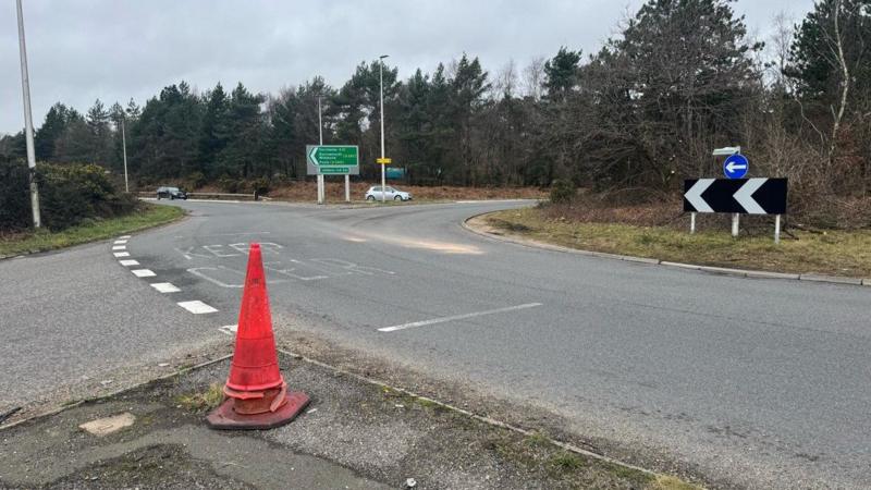 Driver dies in crash on 'busy' roundabout in Ferndown - BBC News