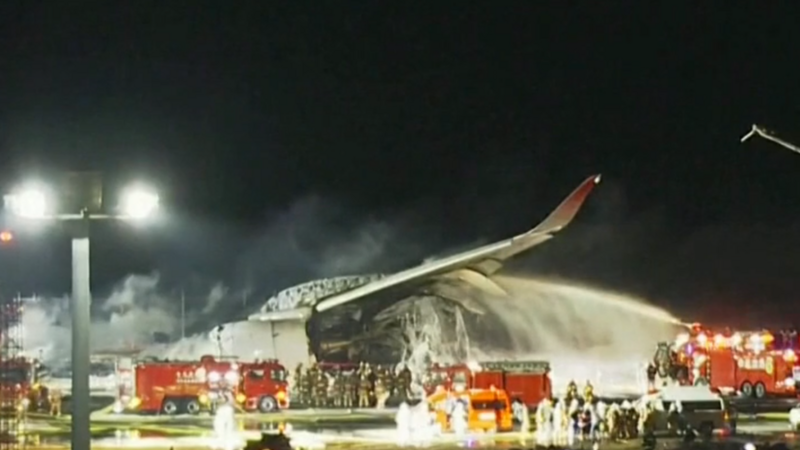 Japan jet crash: Passengers describe chaos inside flight 516 - BBC News