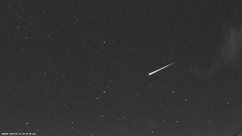 Meteor spotted over Devon caught on camera - BBC News