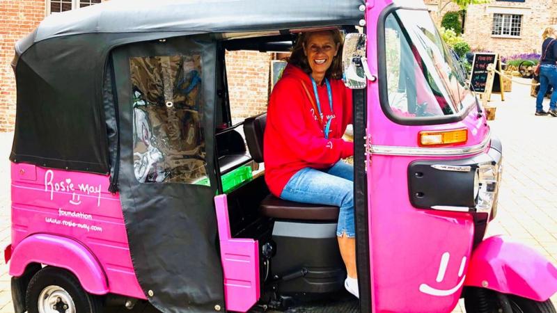 Female-only pink taxis scheme to be piloted in Nottingham - BBC News