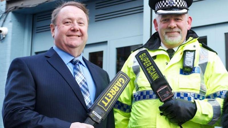 Liverpool bars given 'wands' to fight knife crime - BBC News