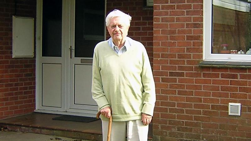 Bordon tenants 'up in arms' over ex-army homes eviction - BBC News
