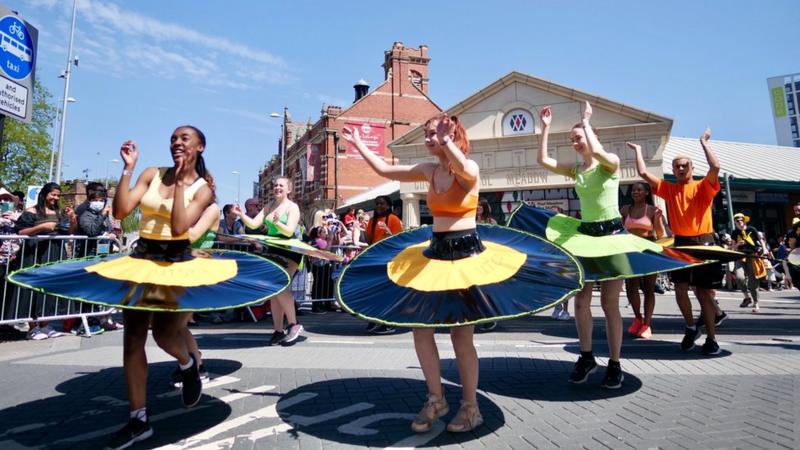Coventry City of Culture: Colourful carnival celebrations - BBC News