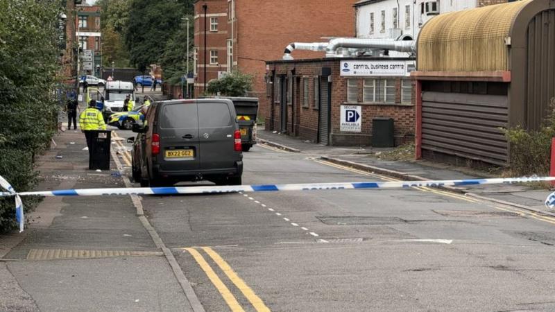Leicester murder probe after man dies from stabbing - BBC News