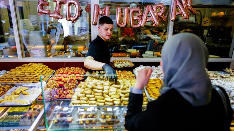 Eid al-Fitr: How Muslims celebrate the end of Ramadan - BBC News