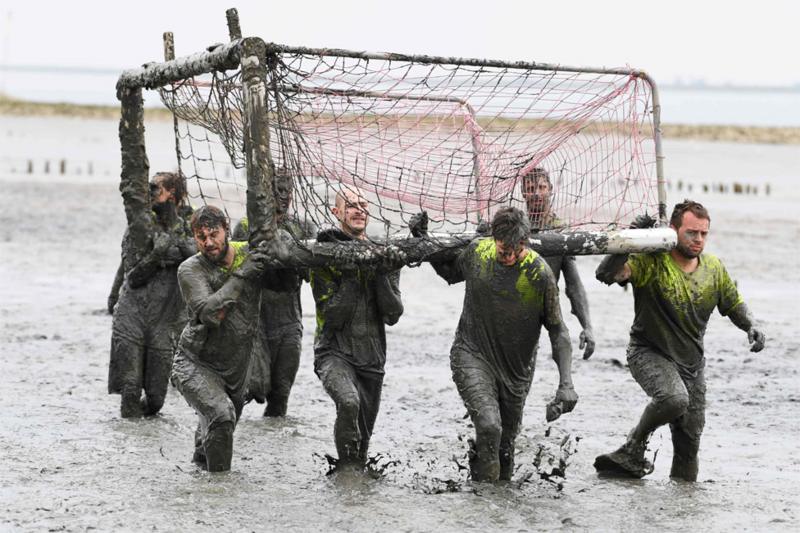 Germany Mud Olympics: Competitors get caked at annual event - BBC News