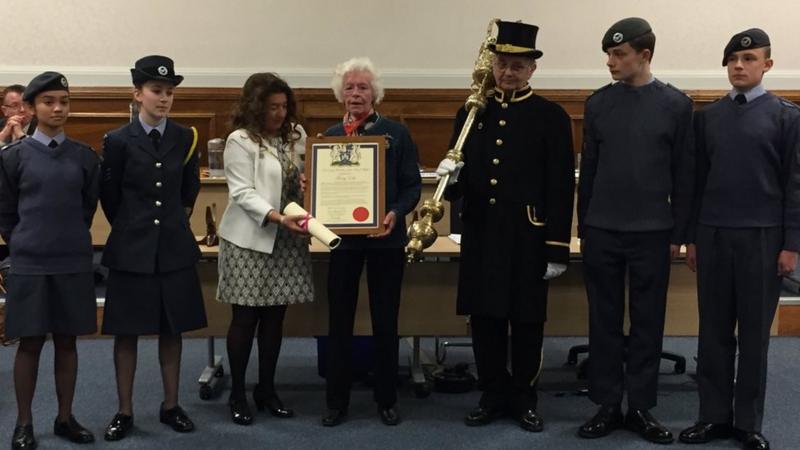 WW2 Spitfire pilot Mary Ellis given Freedom of Isle of Wight - BBC News