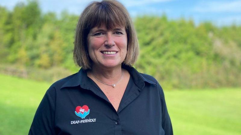 British Sign Language: 'Devastating' move to suspend GCSE - BBC News