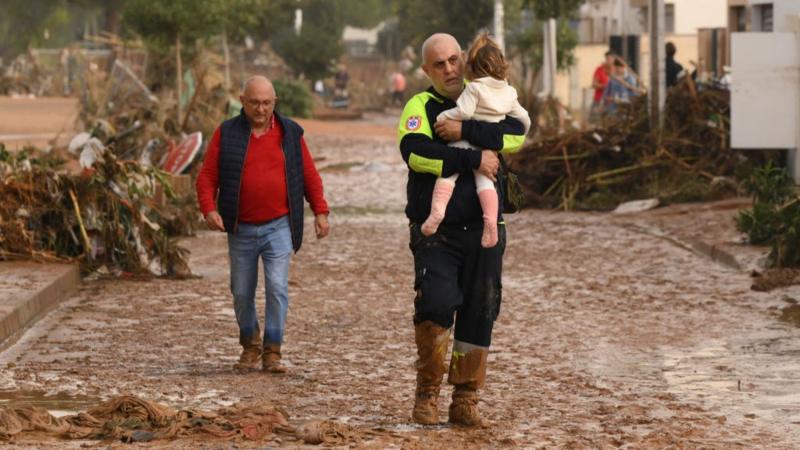 Spain's king and queen pelted with mud in flood-hit Valencia - BBC News