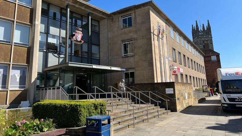 Nuneaton and Bedworth Borough Council - BBC News