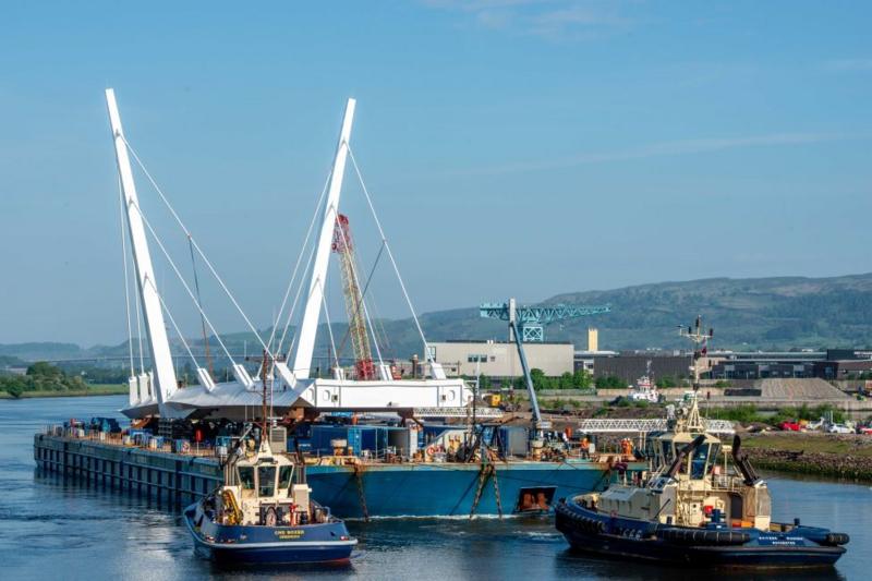 Final section of Renfrew Bridge floated up the River Clyde - BBC News