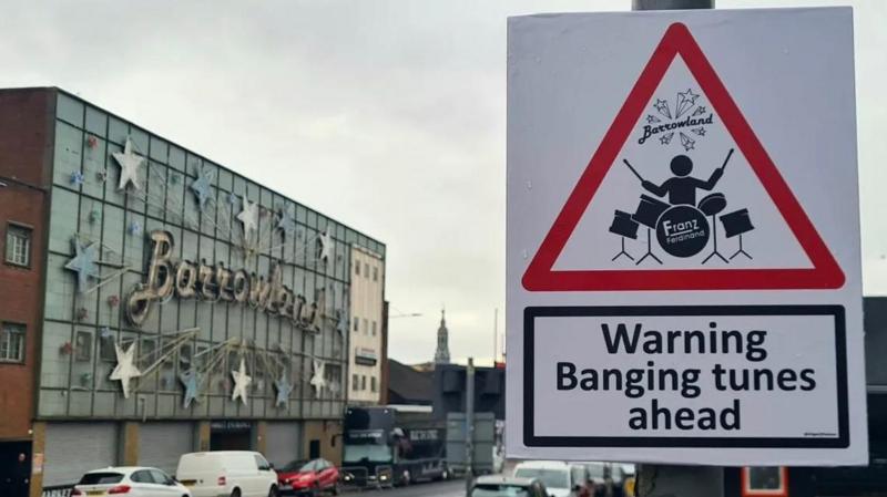 A Sign Of Humour: The mystery behind Glasgow's fake street signs - BBC News