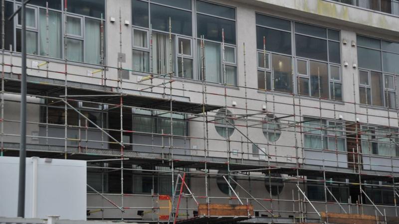 Swindon: Paramount building cladding removal approved - BBC News
